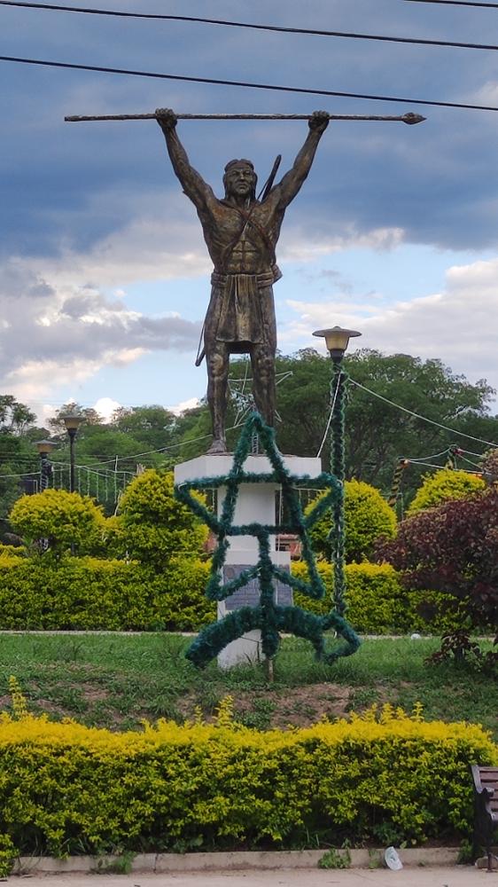 Monumento Apiaguaiki Tumpa | Gota del Chaco